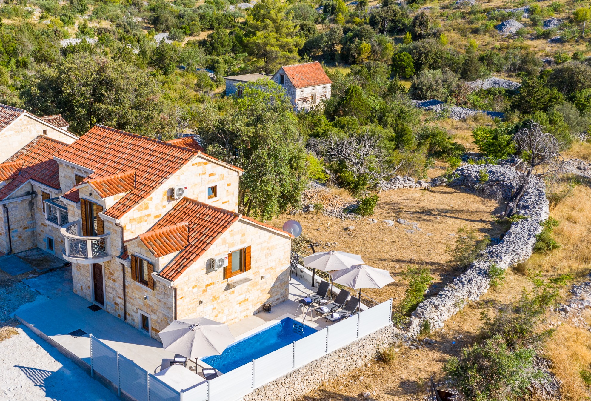 Palace Agency - Božanstvena kamena vila s bazenom, Brač, Dračevica ...