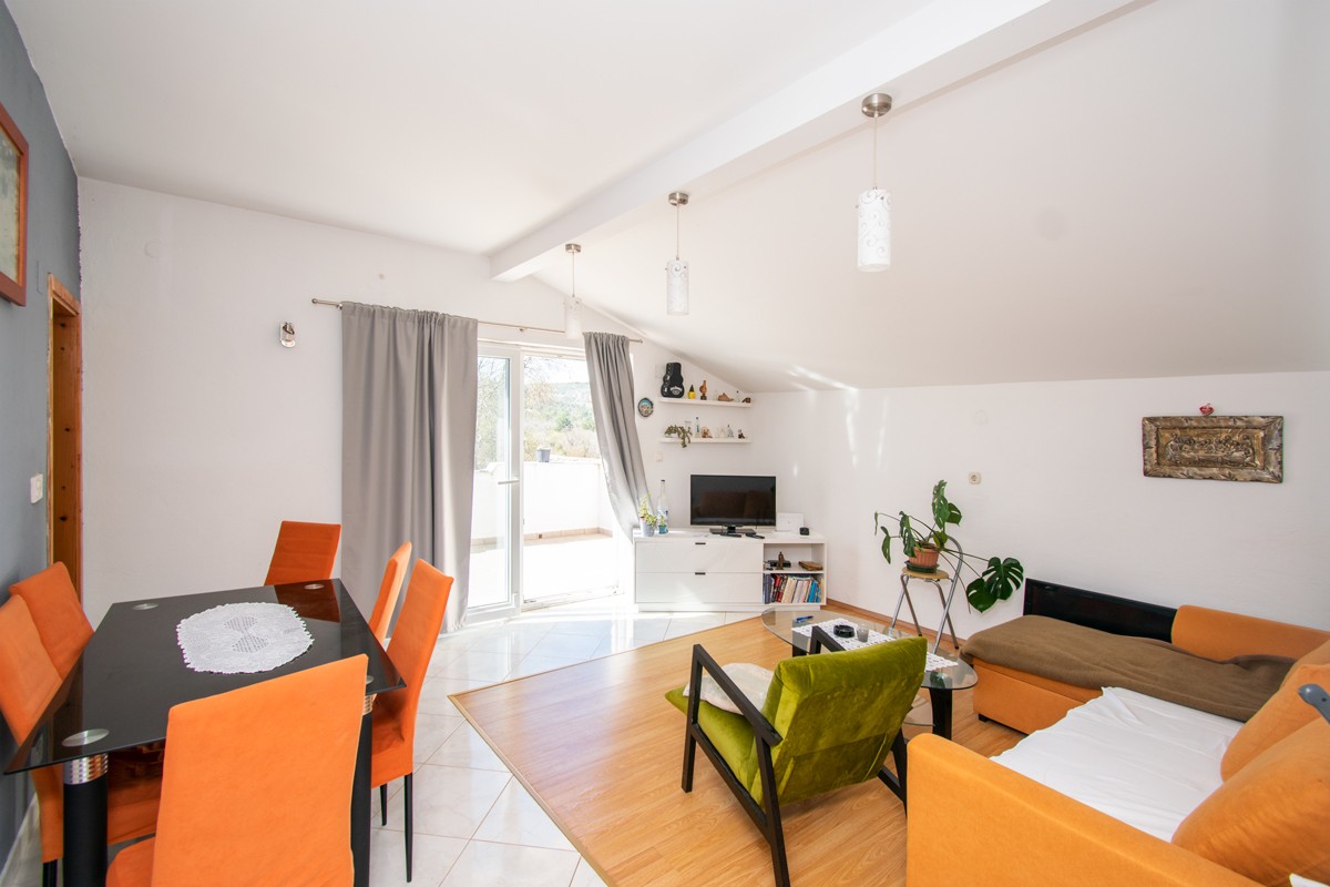 Palace Agency - Kamena kuća sa uređenim stanom i vrtom, Kruševo ...