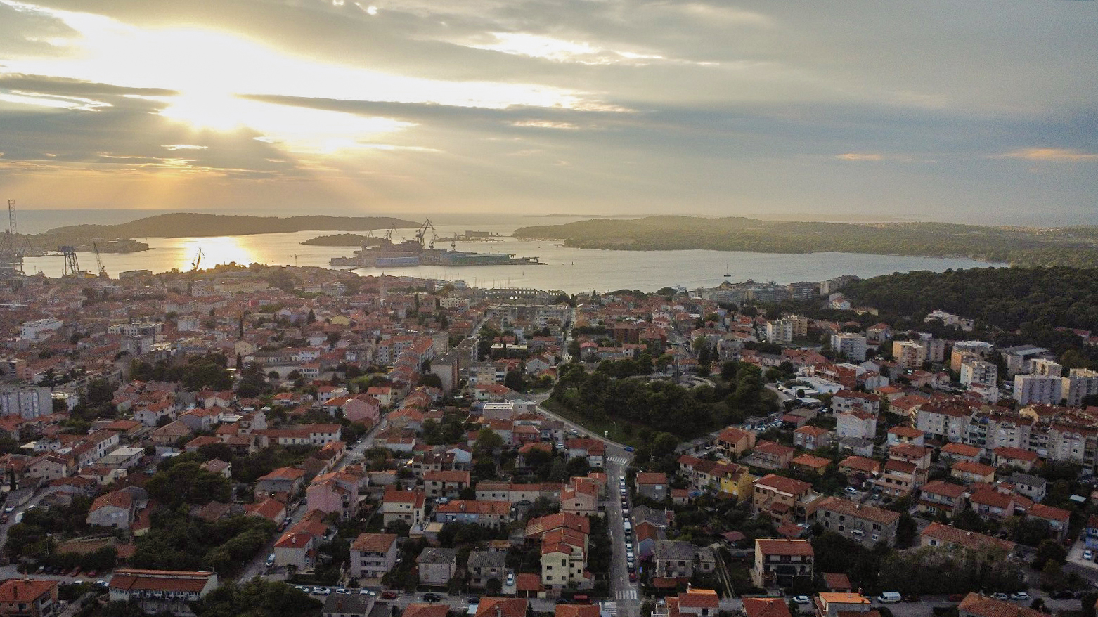 Palace Agency - Zemljiše s kućicom i bazenom u Pomeru, 200 m od mora ...